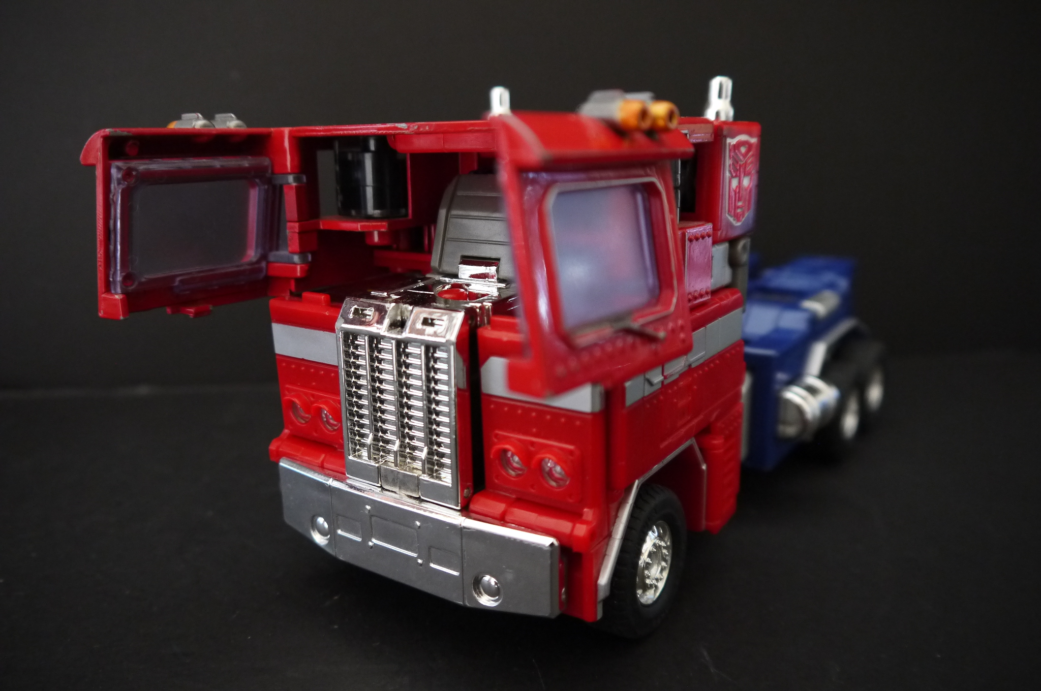 Masterpiece MP-01 Optimus Prime (U.S. Release Battle Damaged Ver ...