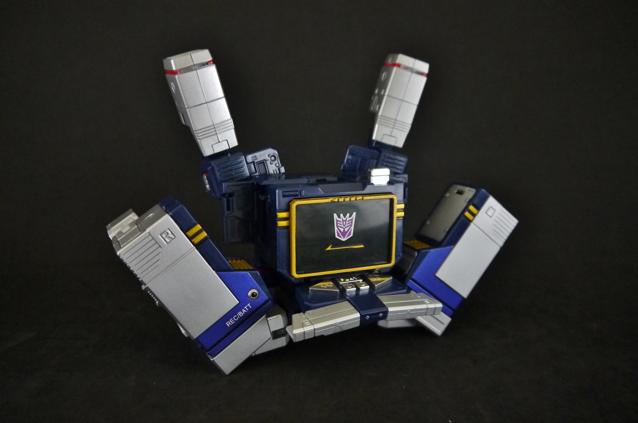MP-13 Masterpiece Soundwave (2013 TRU Exclusive) – Supar Robo