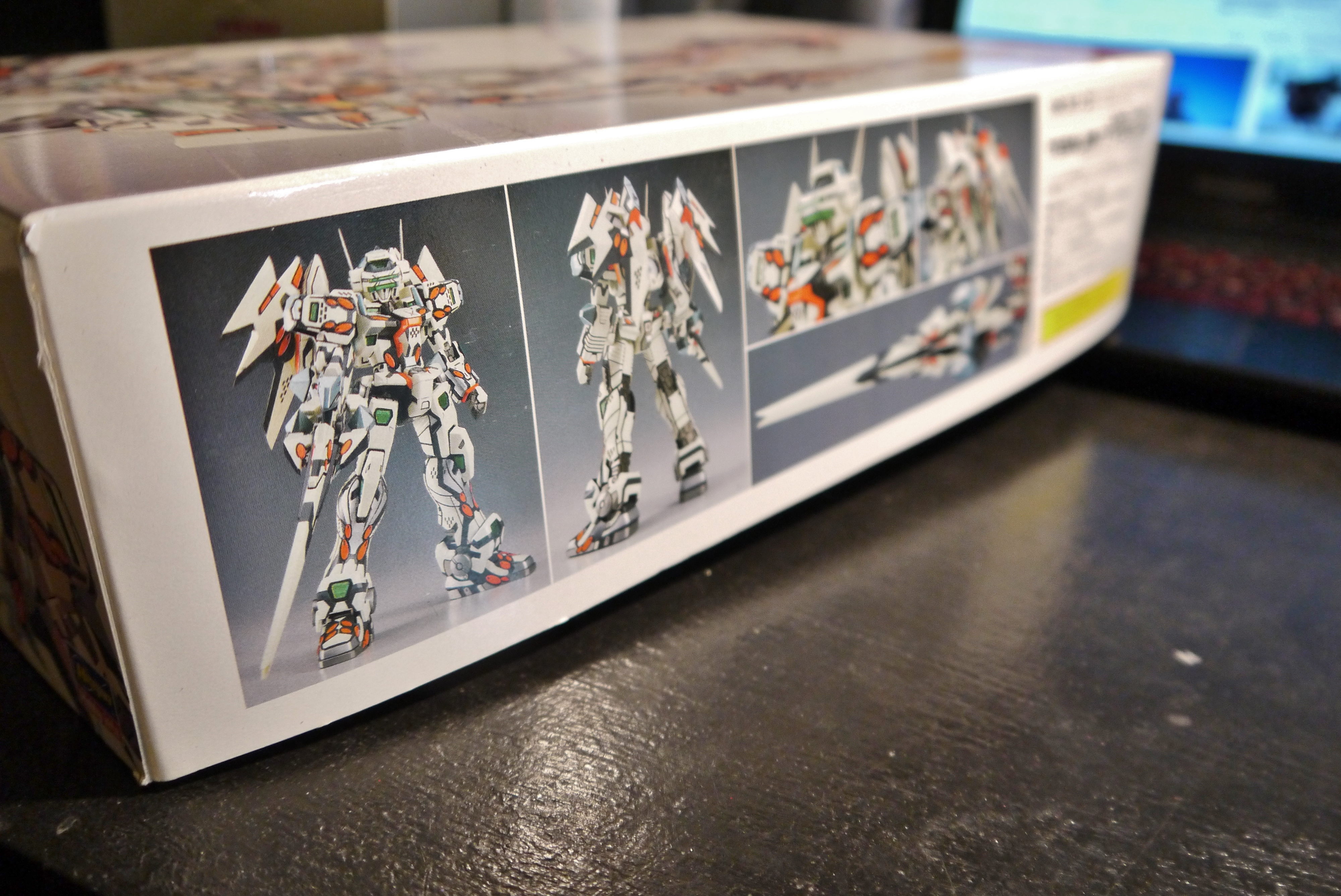 Hasegawa 1/100 Temjin 747 Type a8 “White Rainbow Knight” – Supar Robo