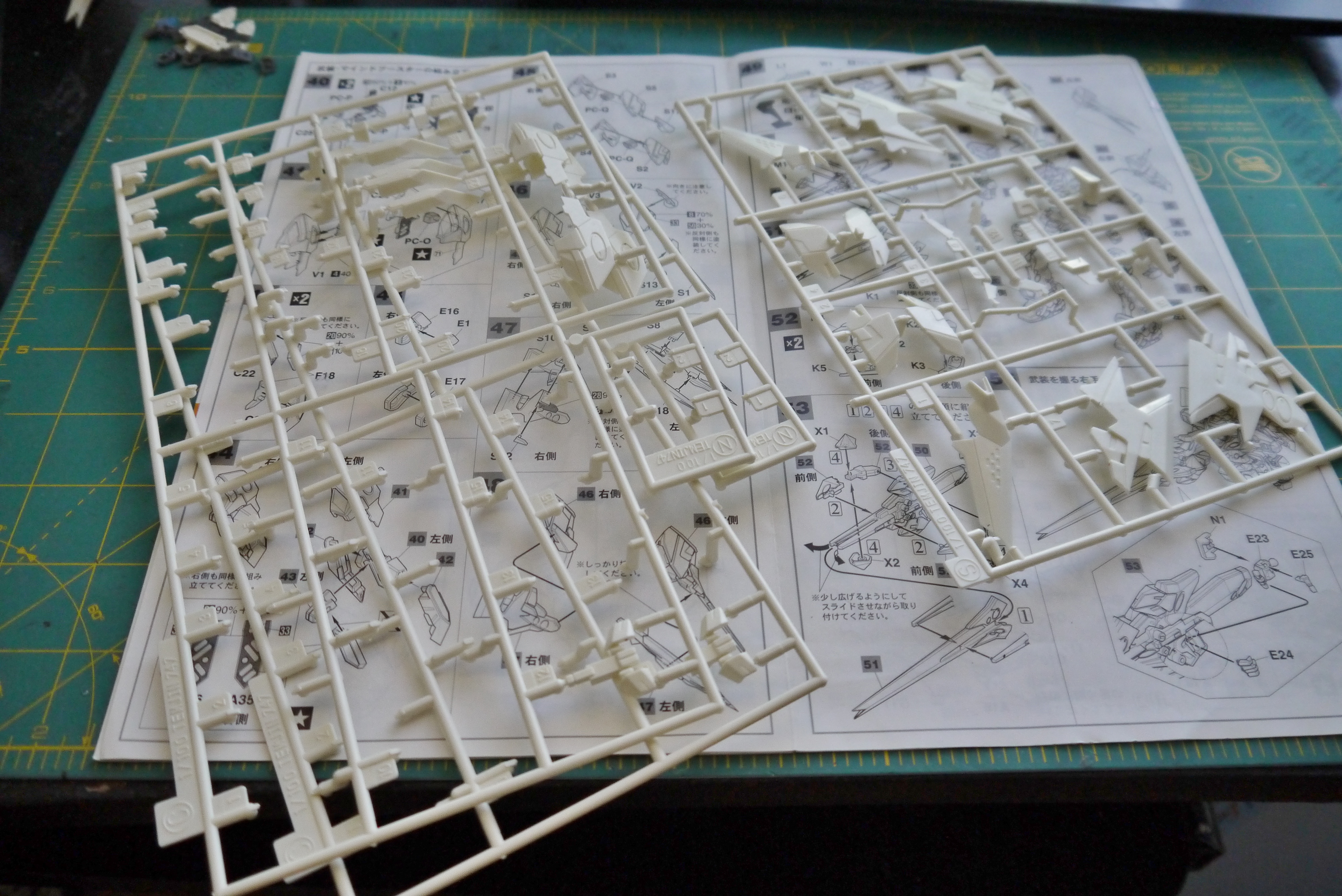 Hasegawa 1/100 Temjin 747 Type a8 “White Rainbow Knight” – Supar Robo